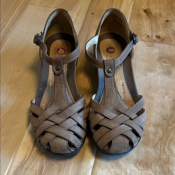 Clarks | Shoes | Womens Clarks Structured Tan Tstrap Sandals | Poshmark
